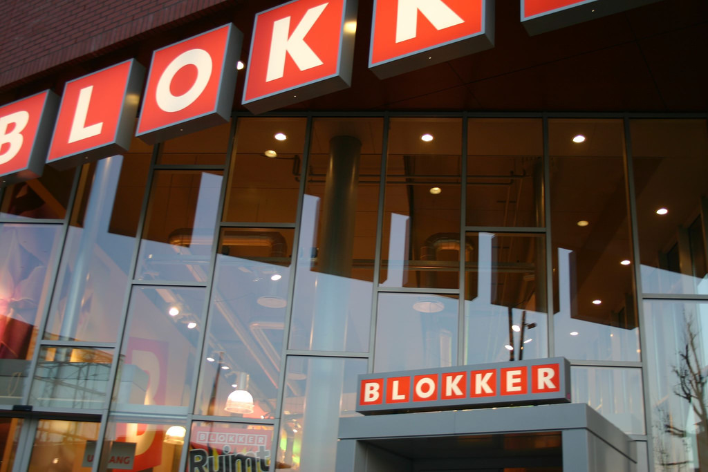Blokker licencie après avoir largement profité d'emplois et stages ...