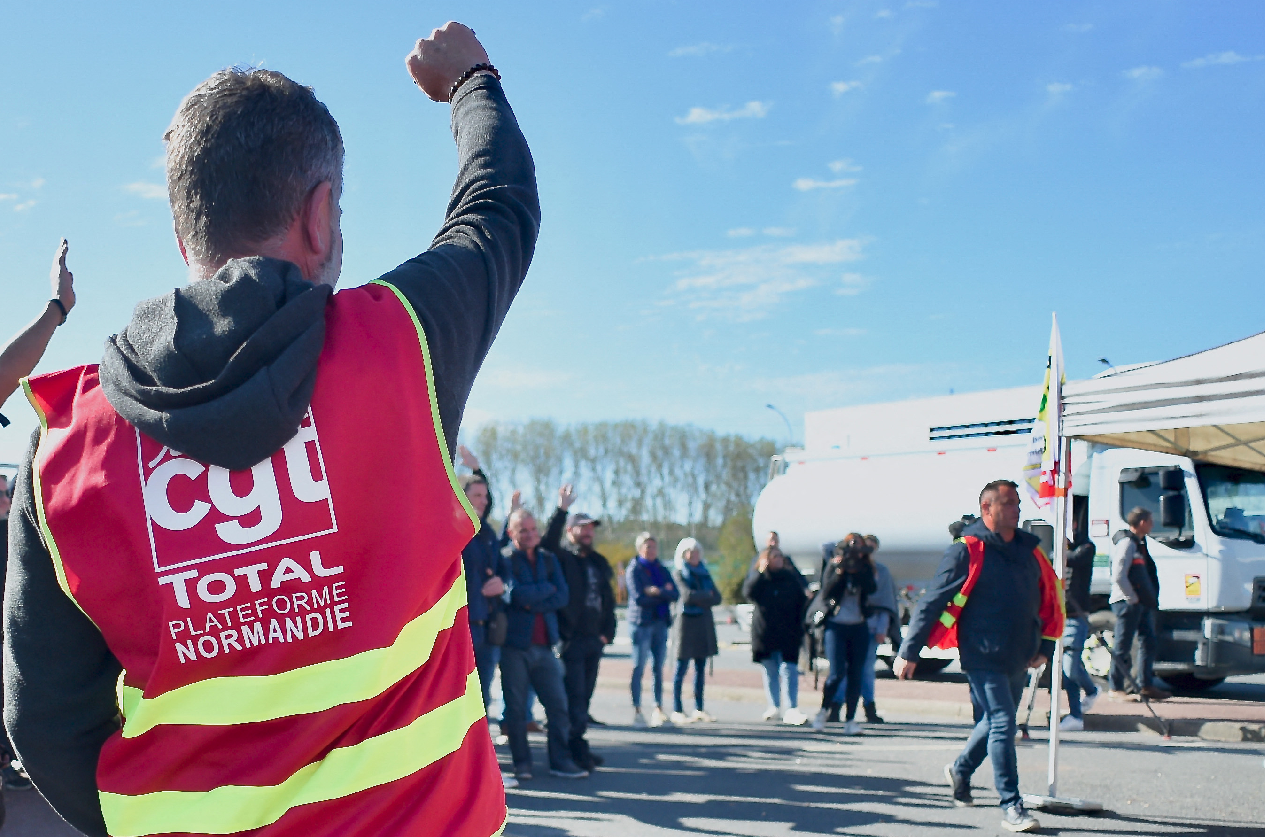 En France, une journée de mobilisation pour les salaires et le droit de grève qui s'étend ...